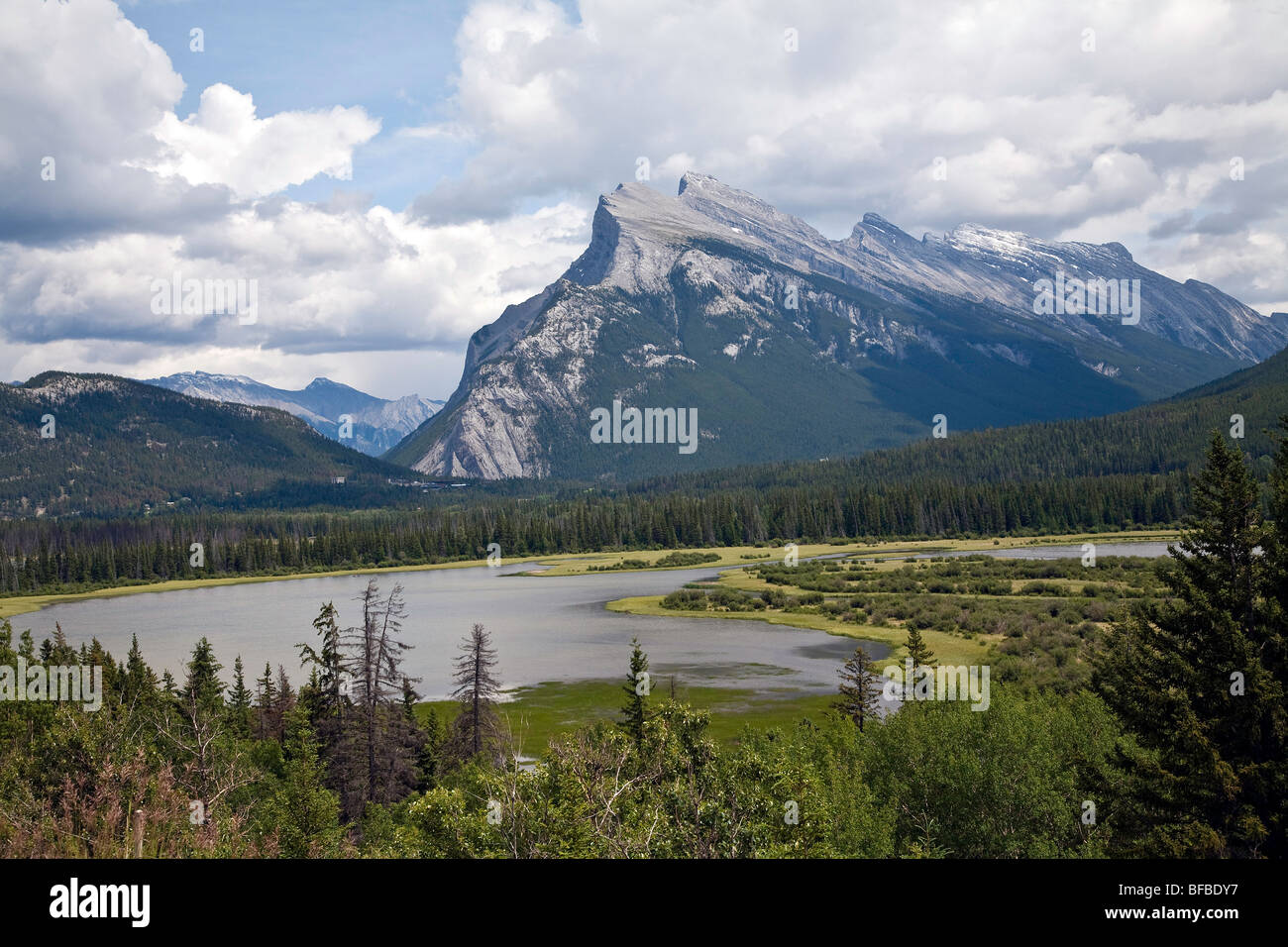 Mount rundle bow river hi-res stock photography and images - Alamy