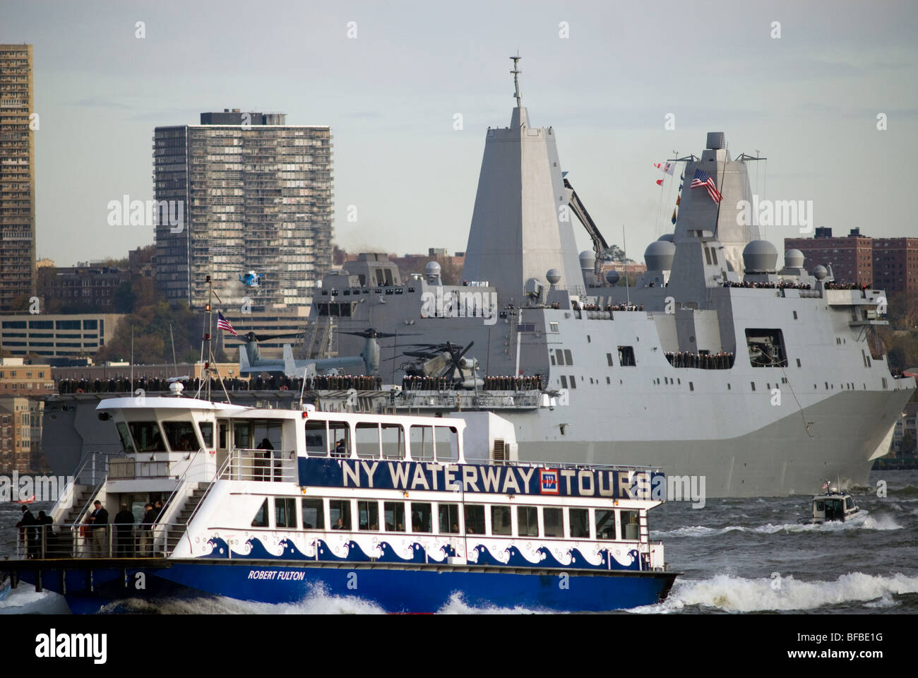 The amphibious transport dock, the USS New York LPD-21 travels up the ...