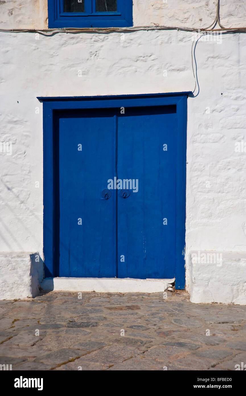 Blue building with white door hi-res stock photography and images - Alamy
