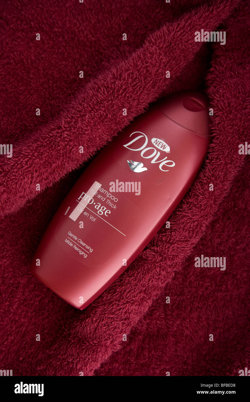 Plastic bottle of hair shampoo in a red bath towel Stock Photo - Alamy