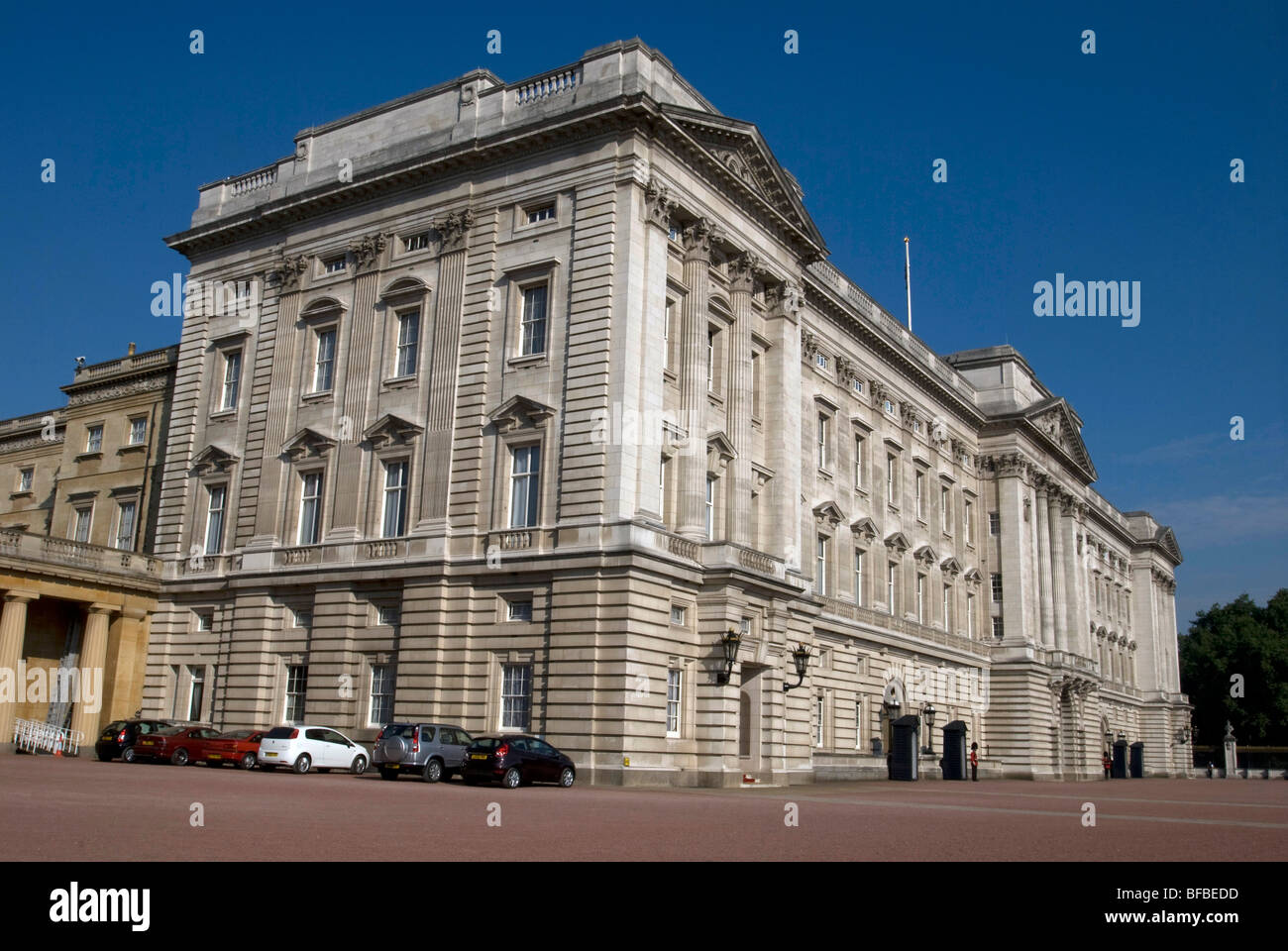 Side view of Buckingham Palace in the centre of London, England Stock ...