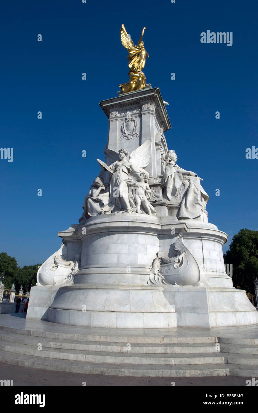 The Queen Victoria Memorial Fountain outside Buckingham Palace in the centre of London, England ...