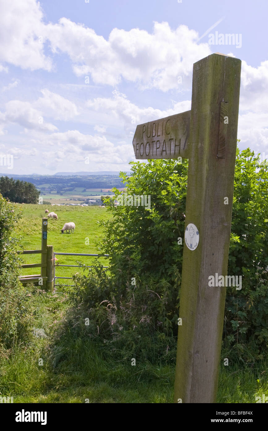 Rural footpath sign hi-res stock photography and images - Alamy