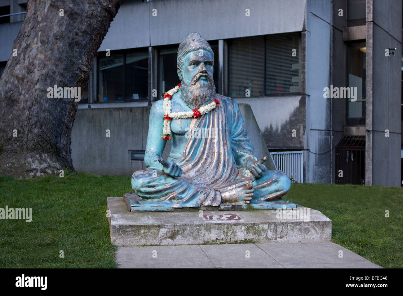 Indian statues sitting hi-res stock photography and images - Alamy