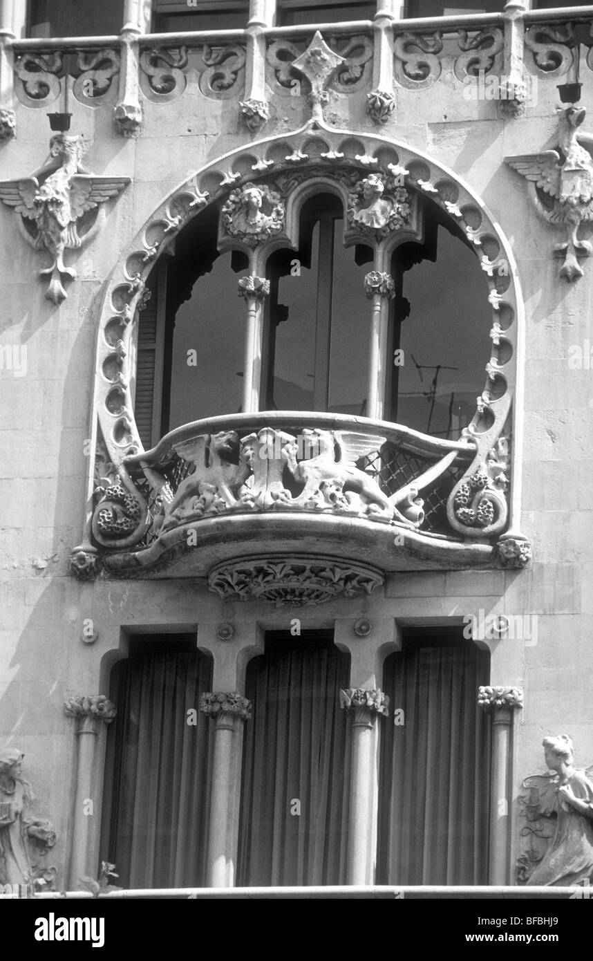 Ornate circular window and balcony in Barcelona, Spain Stock Photo - Alamy
