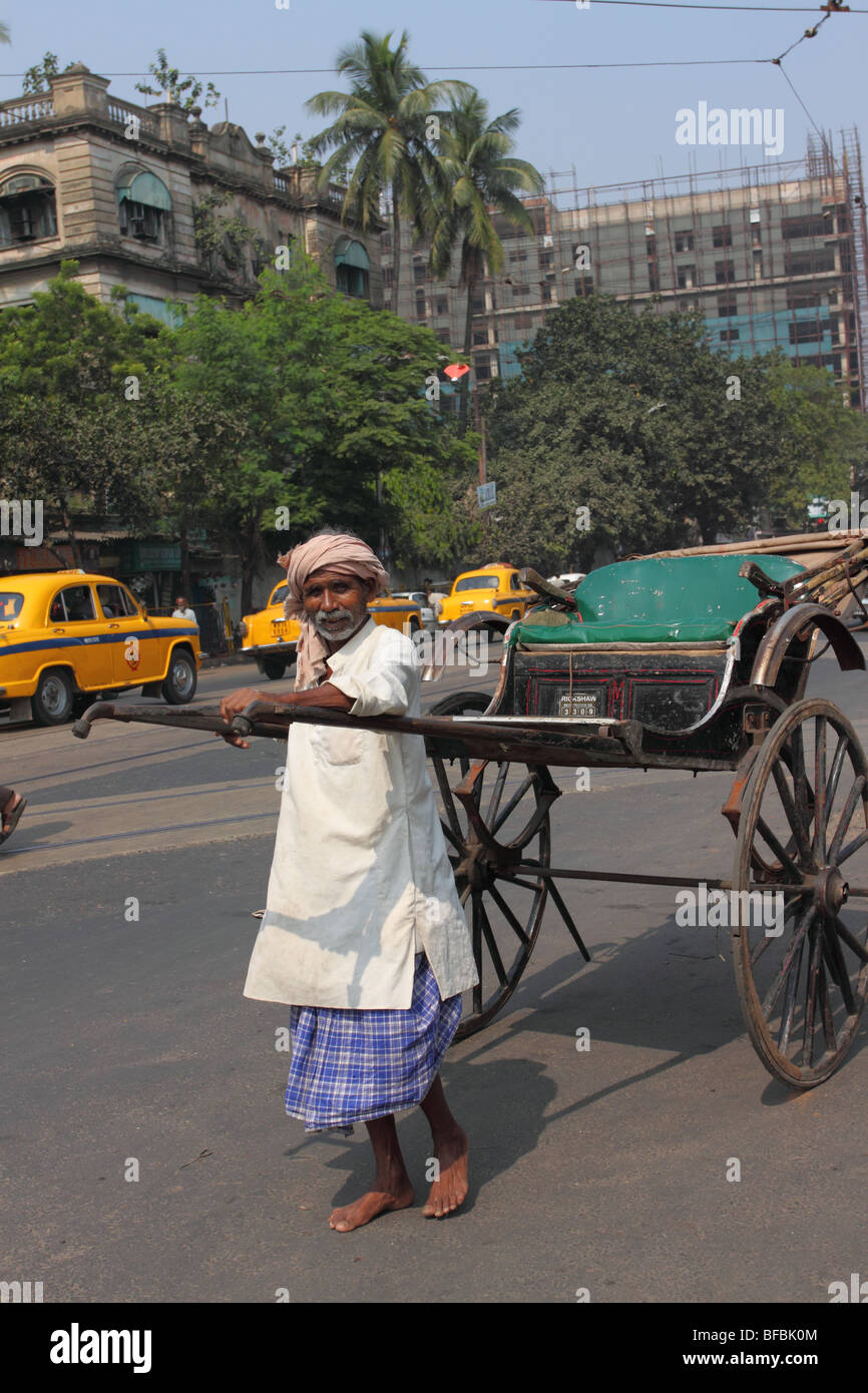 Rickshaw driver on the street in Kolkata Stock Photo - Alamy