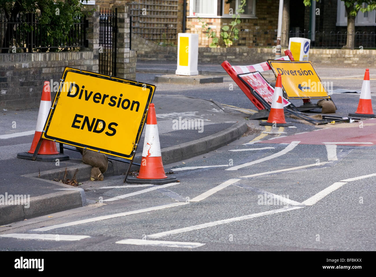 Road signs for the shortest diversion in the world. Chesterton Rd ...