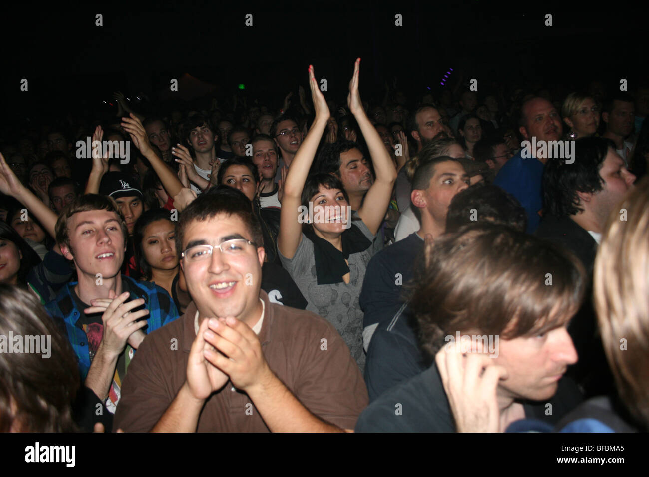 Audience cheers hi-res stock photography and images - Alamy