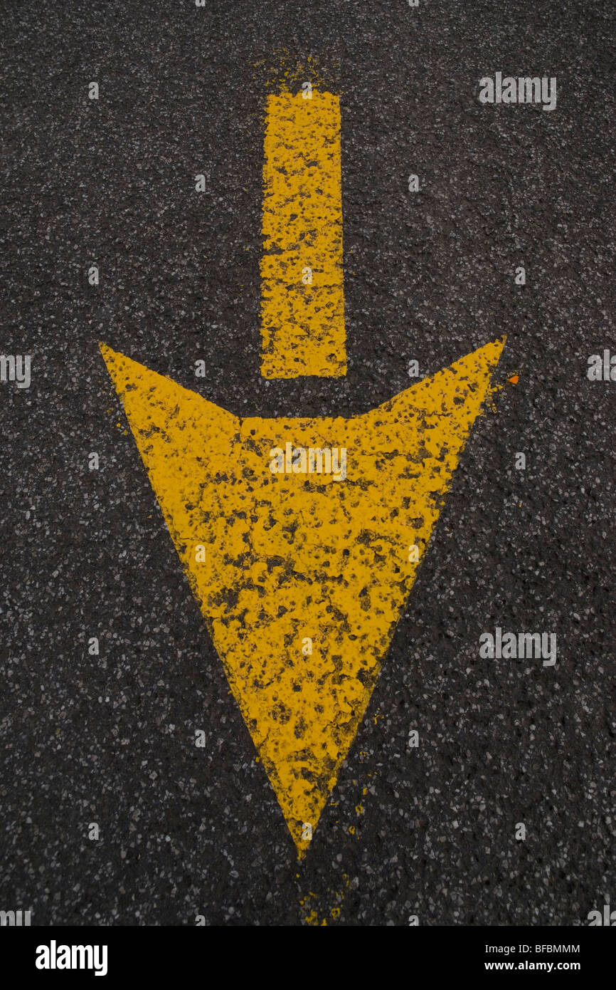 Down arrow sign hi-res stock photography and images - Alamy