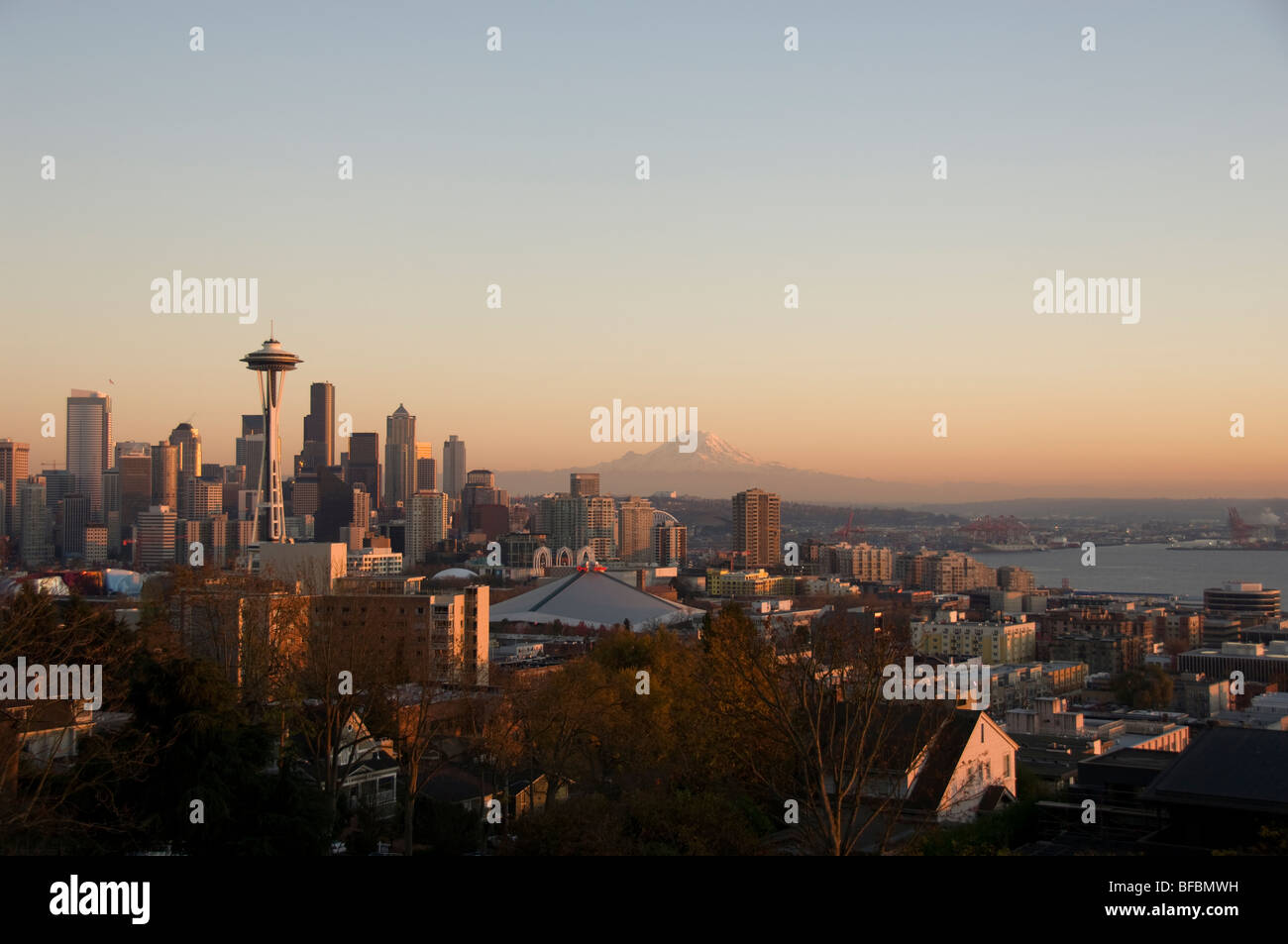 Seattle Skyline at Sunset with Mount Rainier Stock Photo - Alamy