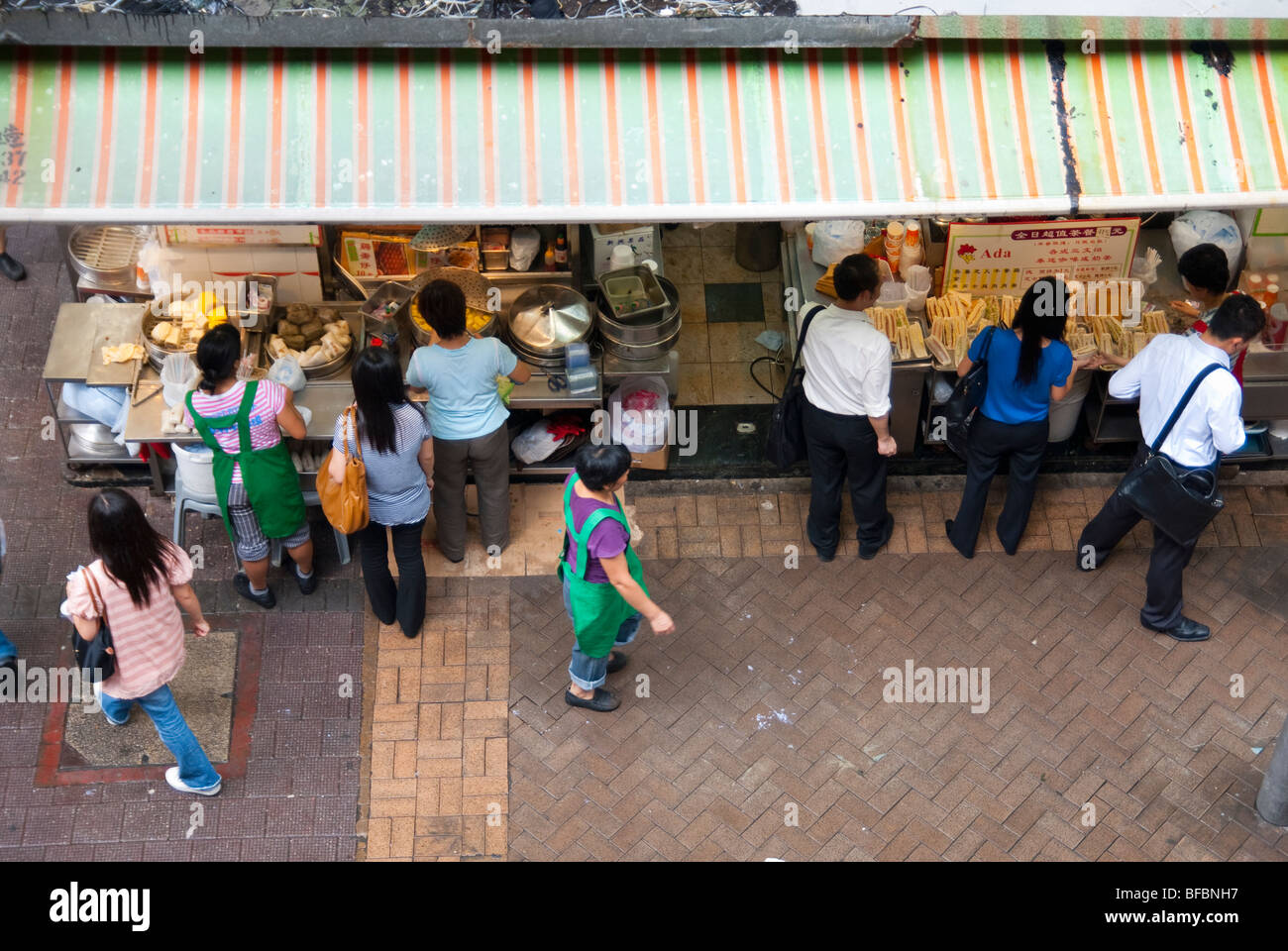 Shoppers at a corner shop in Hong Kong Stock Photo - Alamy