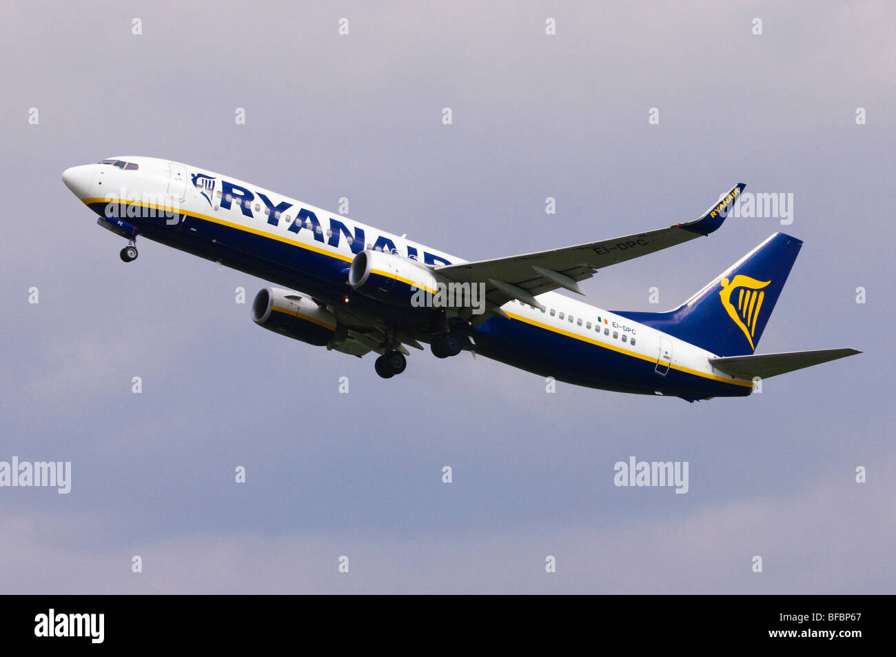 Boeing 737 operated by Ryanair taking off from Birmingham Airport Stock ...