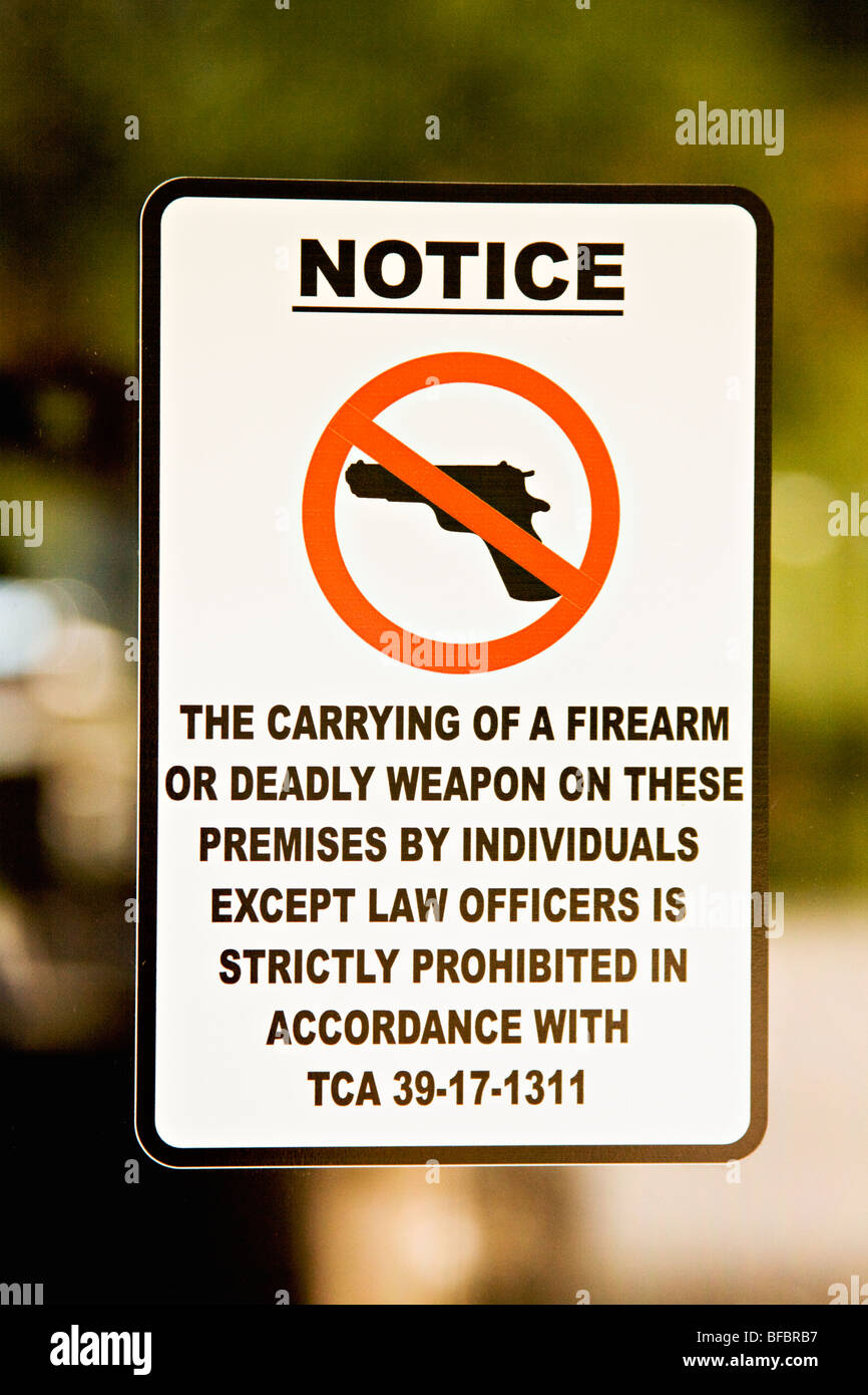 Sign declaring no guns allowed Stock Photo - Alamy