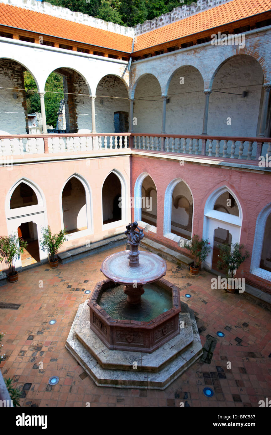 Medieval palace hi-res stock photography and images - Alamy