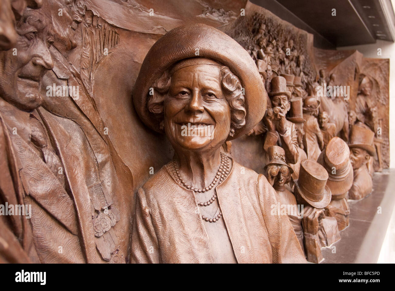 Queen mother bronze relief hi-res stock photography and images - Alamy