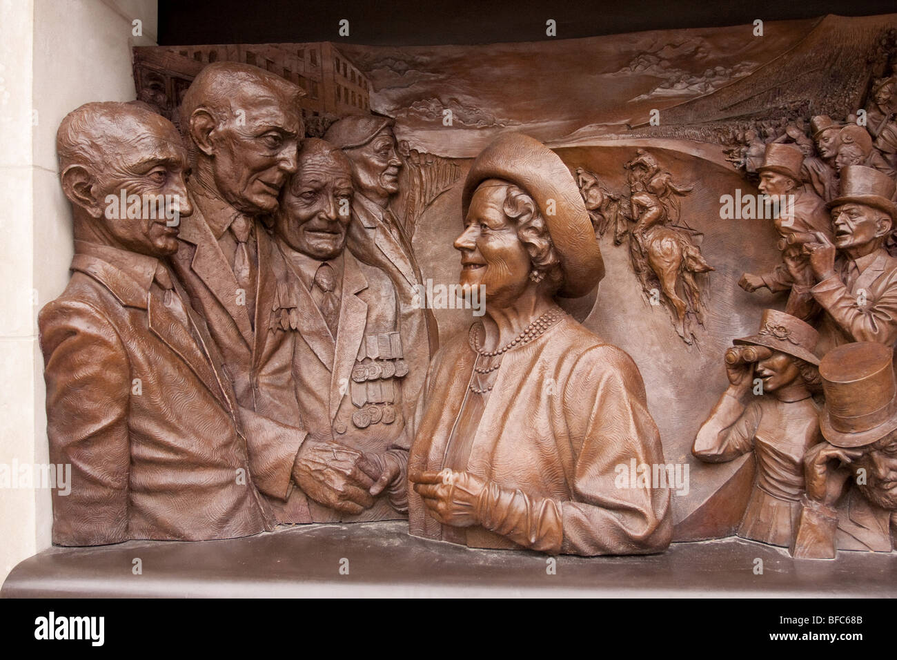 Queen mother bronze relief hi-res stock photography and images - Alamy