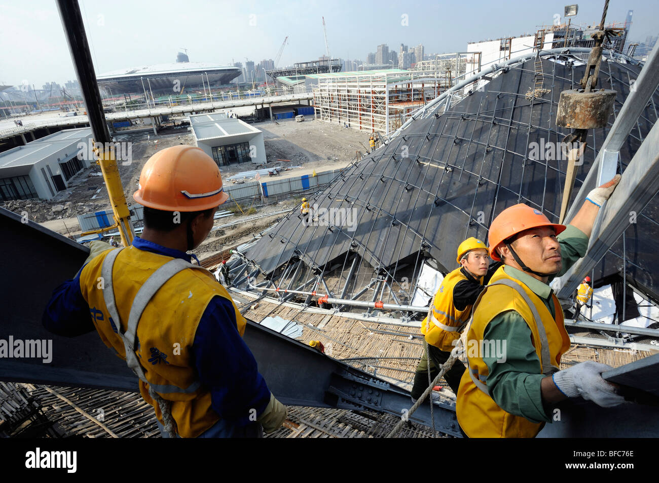Chinese workers at the construction site of the World Expo 2010 in ...
