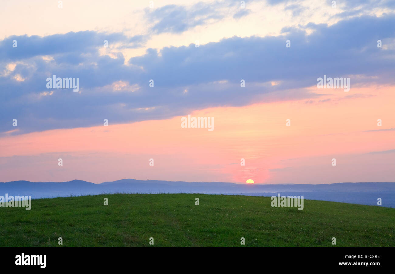 Pink sky countryside sunset hi-res stock photography and images - Alamy