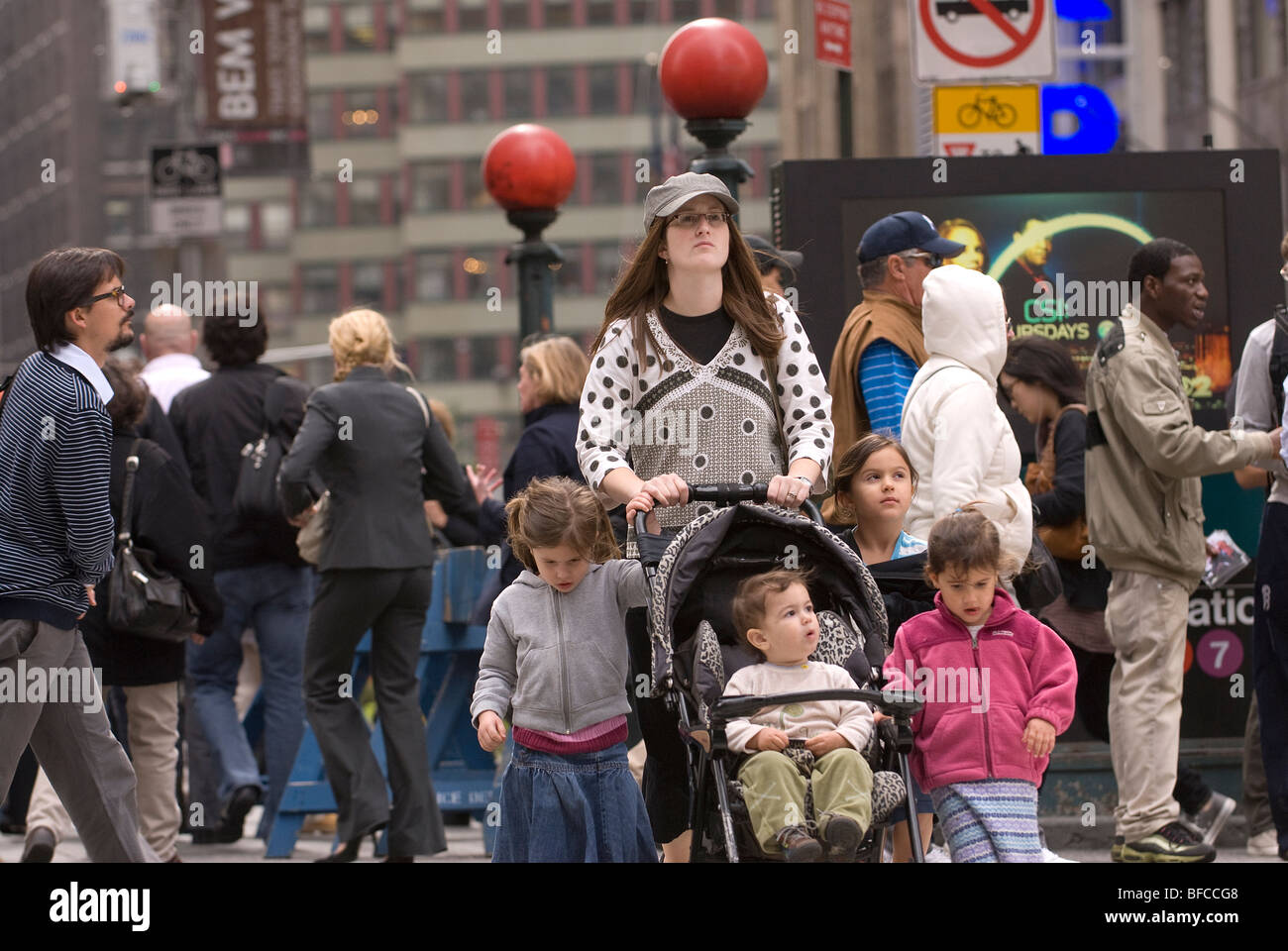 Times square 42nd street hi-res stock photography and images - Alamy
