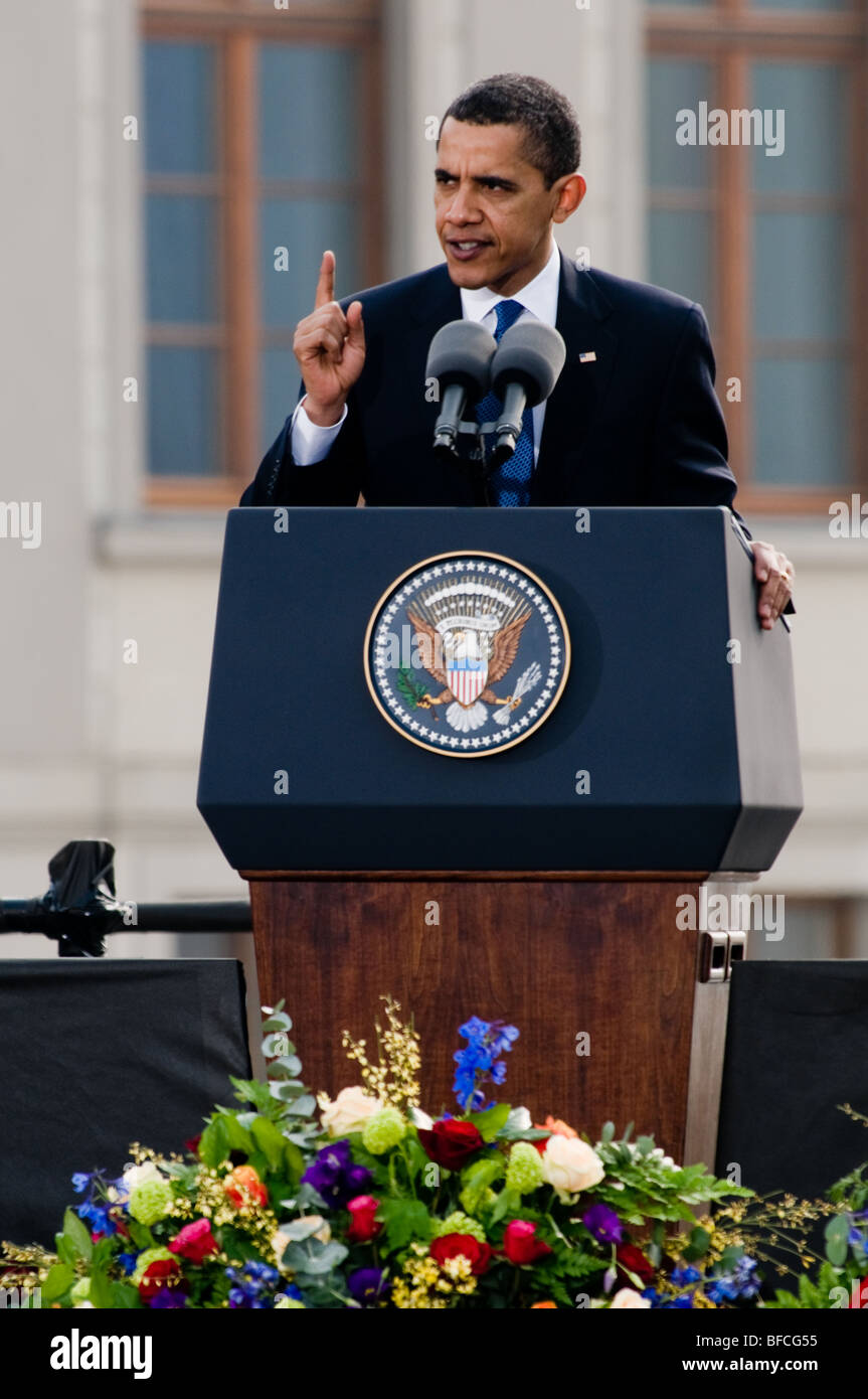 American president giving speech hi-res stock photography and images ...
