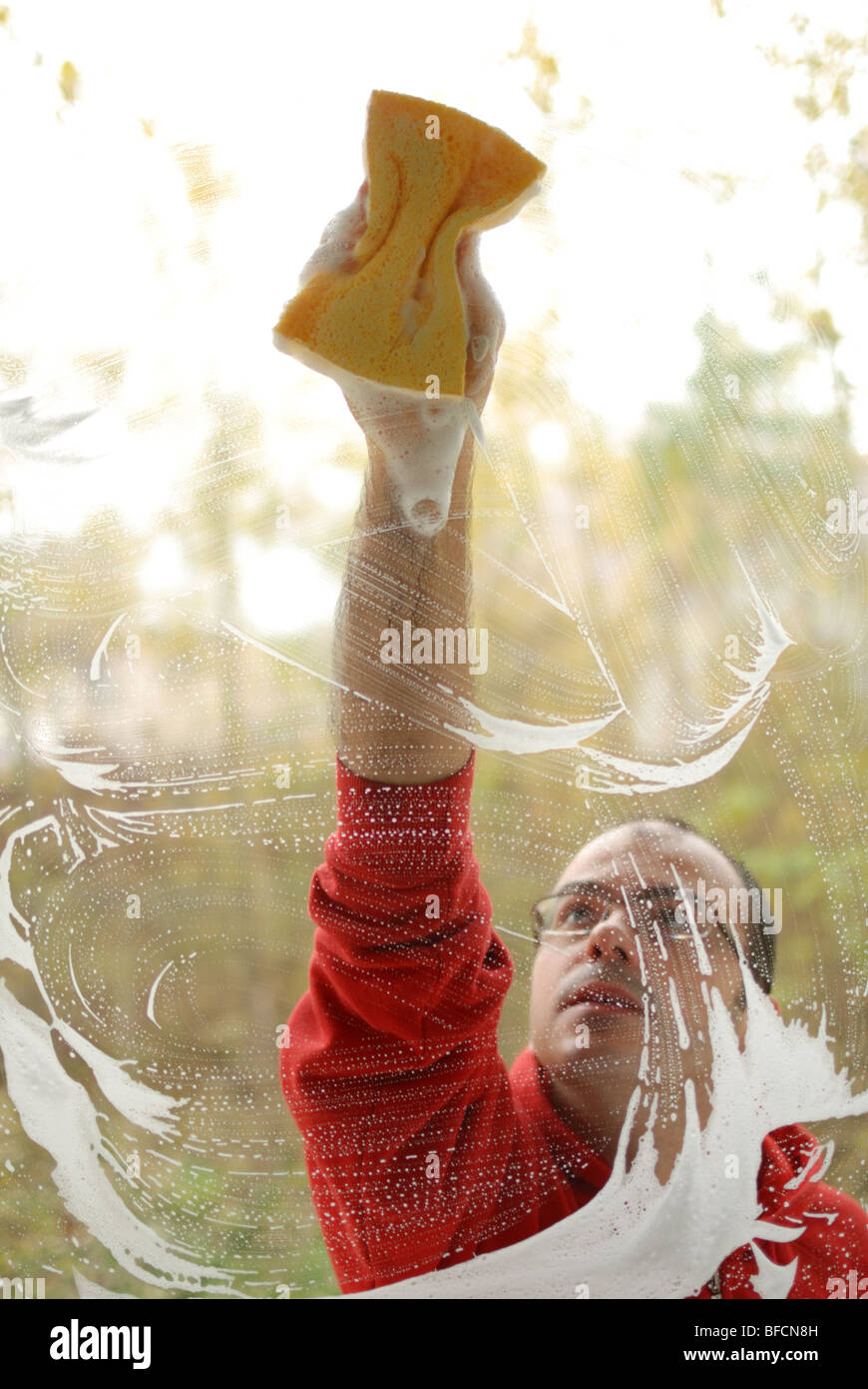 Man washing window with a sponge Stock Photo - Alamy