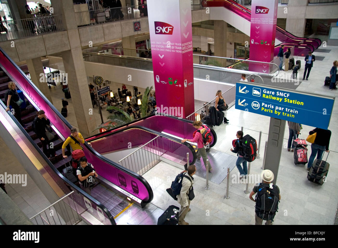 Charles de gaulle station hi-res stock photography and images - Alamy