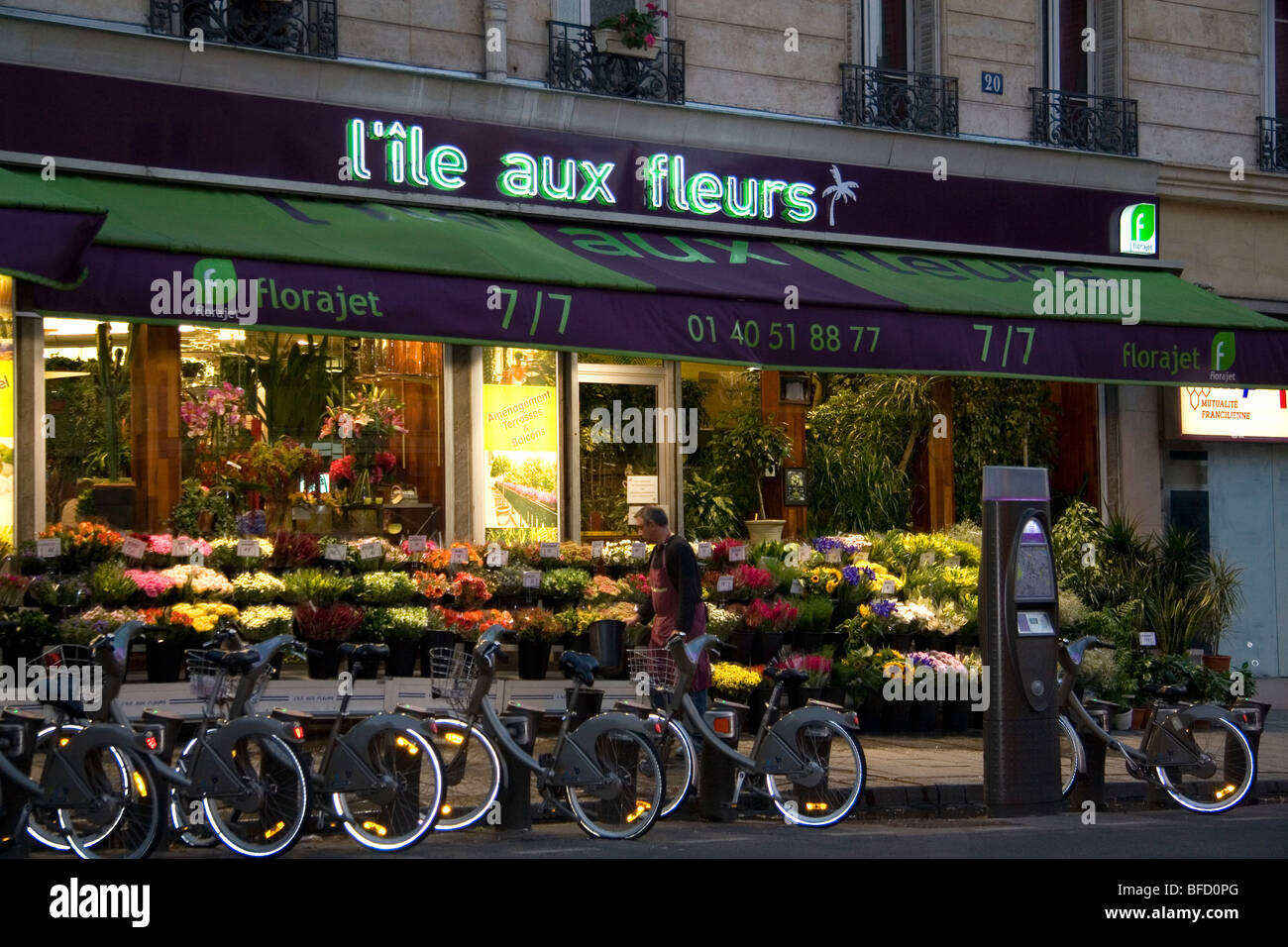 French flower shop hi-res stock photography and images - Alamy