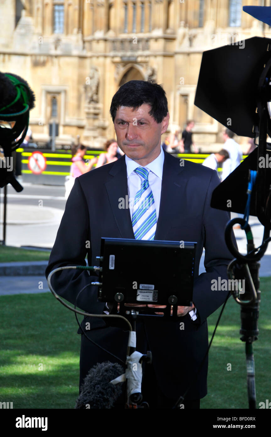 Tv reporter outdoor hi-res stock photography and images - Alamy