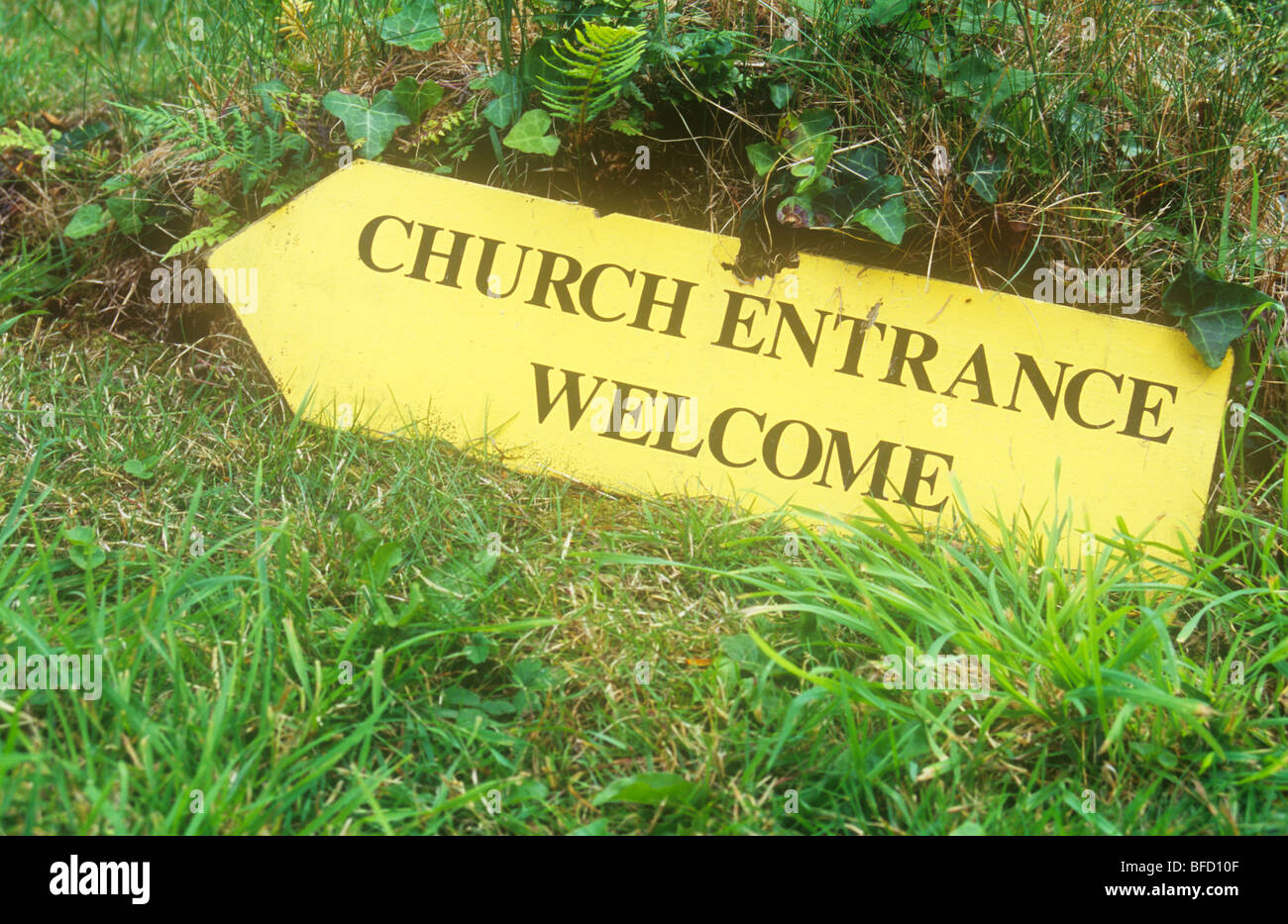 Yellow sign pointing left hi-res stock photography and images - Alamy