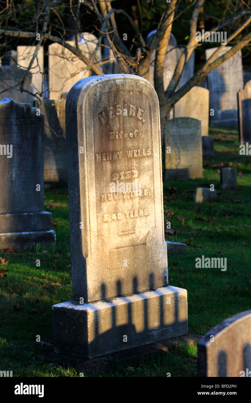 Old stone gravestone hi-res stock photography and images - Alamy