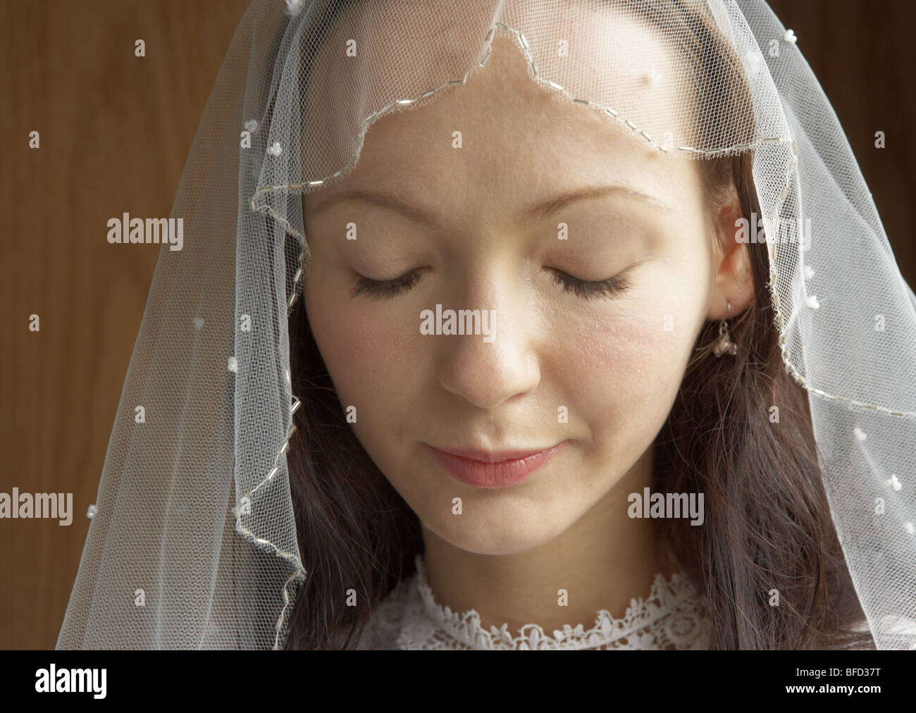 Bride shutting her eyes Stock Photo - Alamy