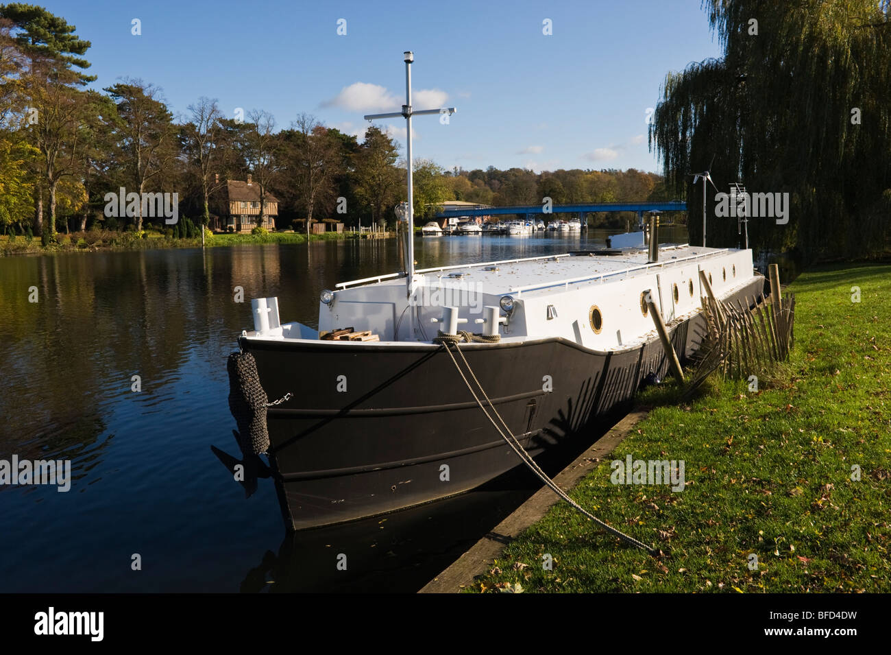 Boat moored on the banks of River Thames at the Bell Rope meadow at ...