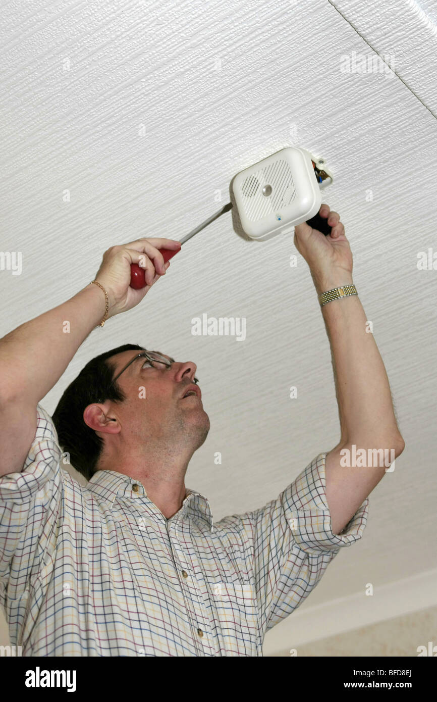 Man fitting smoke detector hi-res stock photography and images - Alamy