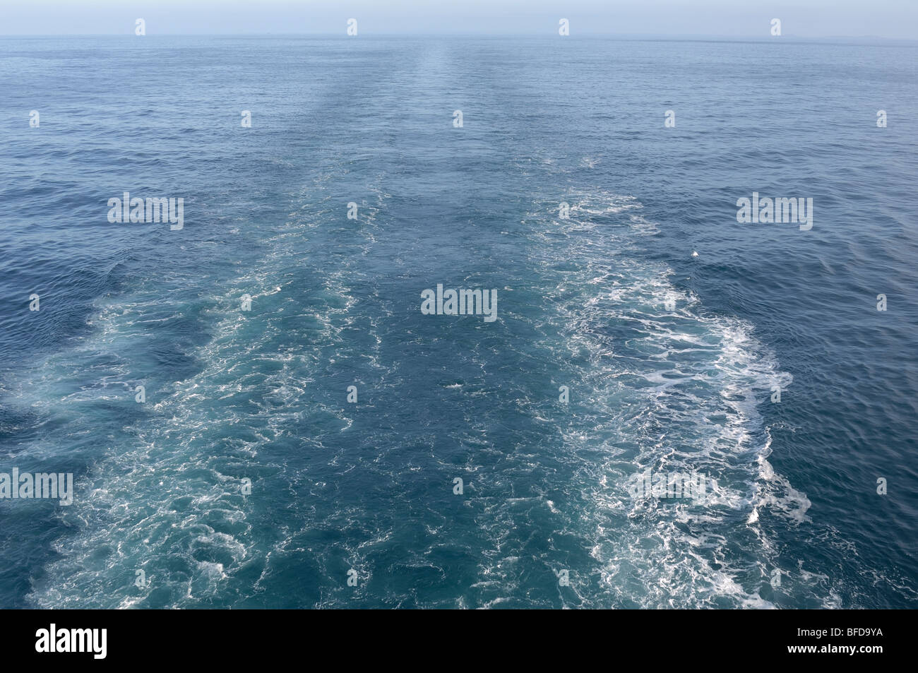Ships wake hi-res stock photography and images - Alamy