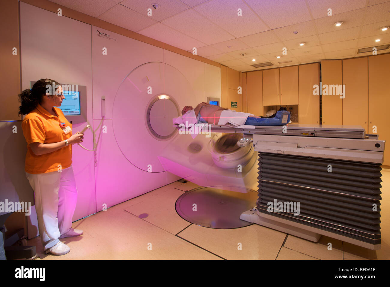 Radiotherapy machine hi-res stock photography and images - Alamy