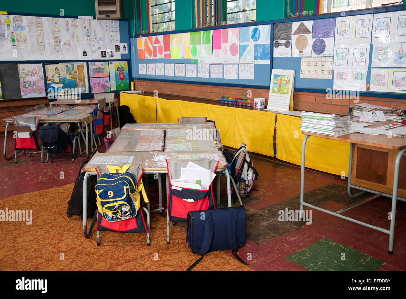 Elementary school classroom Stock Photo - Alamy