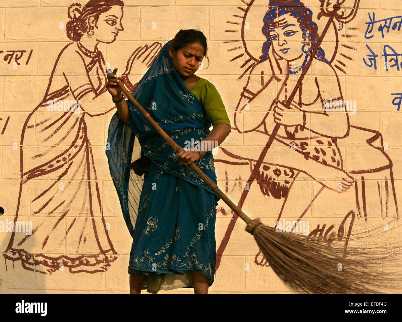 Street sweepers of india hi-res stock photography and images - Alamy