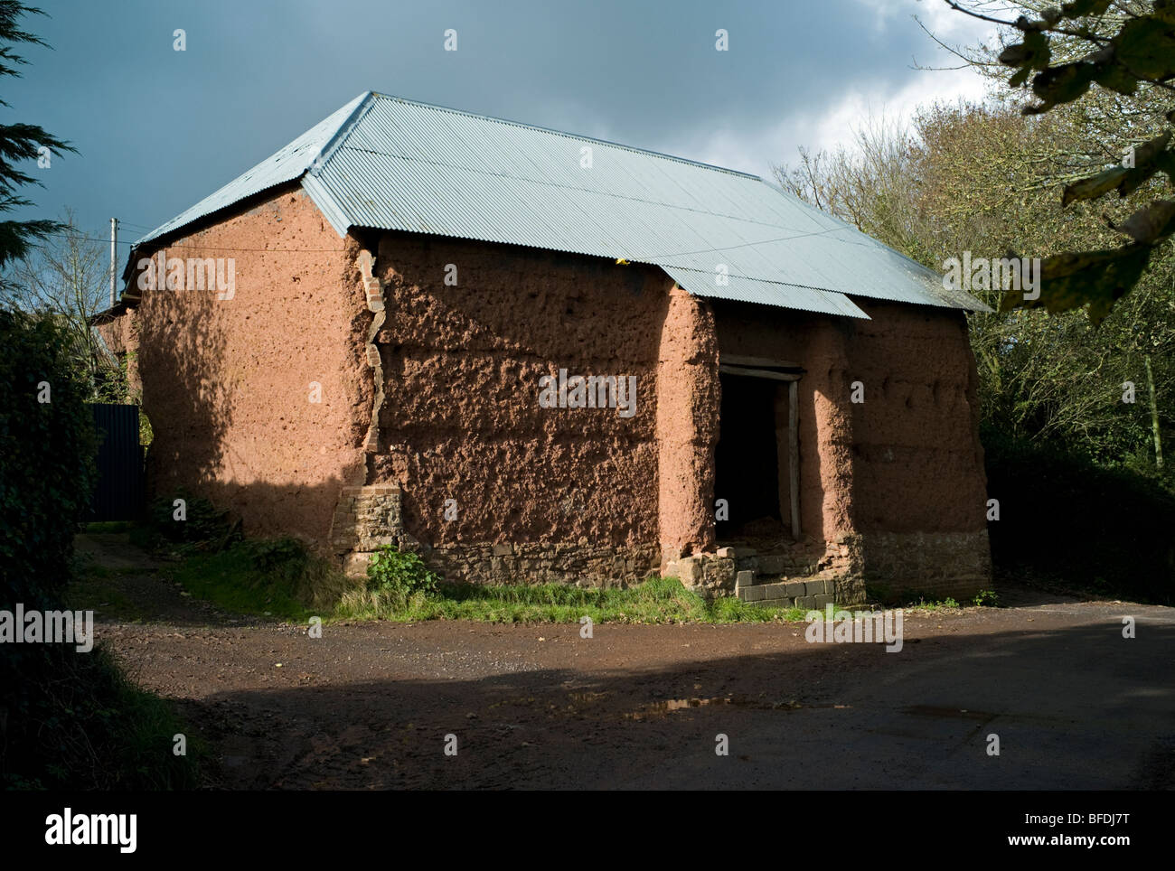 Devon cob walled barn, UK Stock Photo - Alamy
