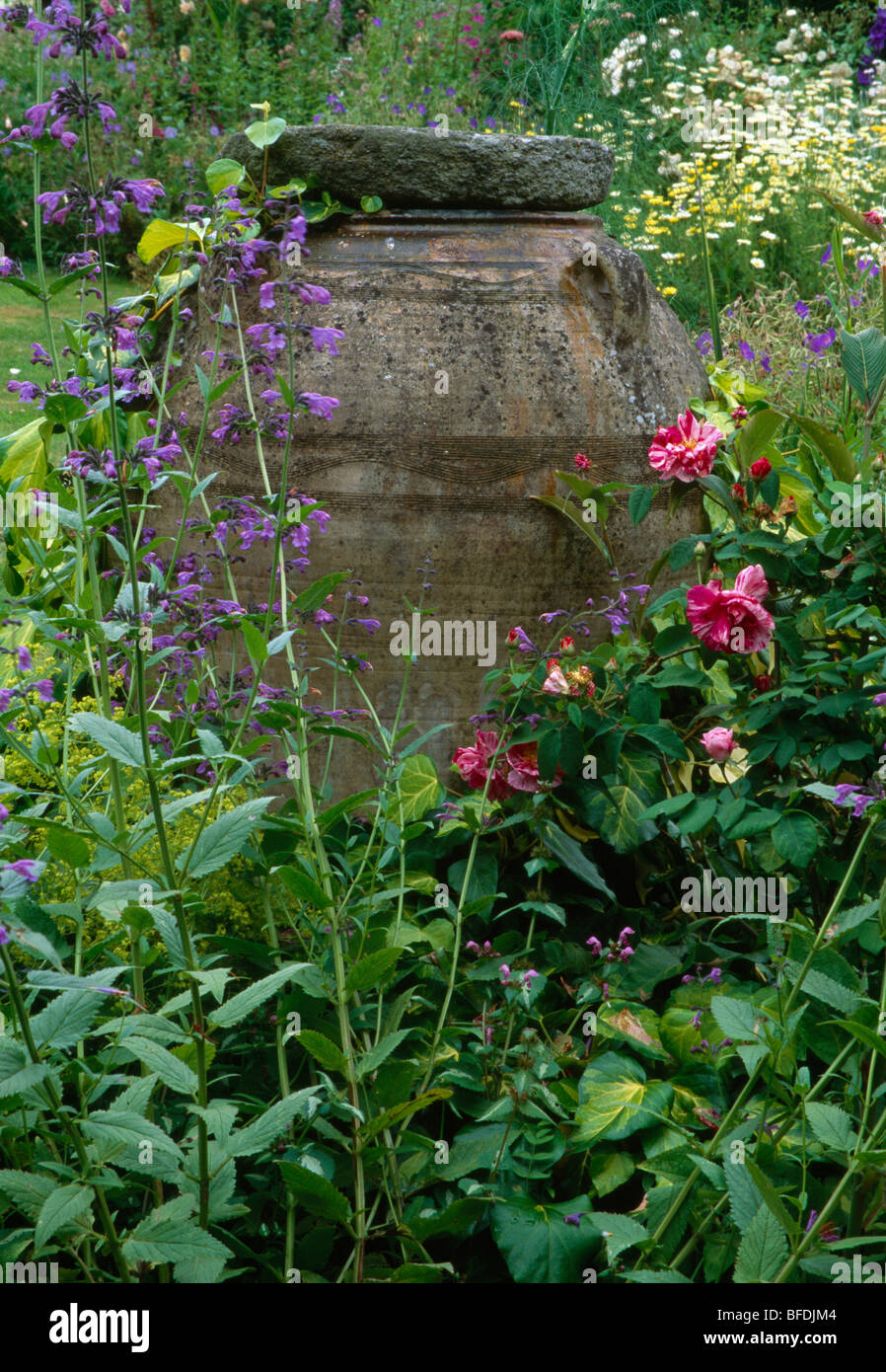 Border pot pots sculpture hi-res stock photography and images - Alamy