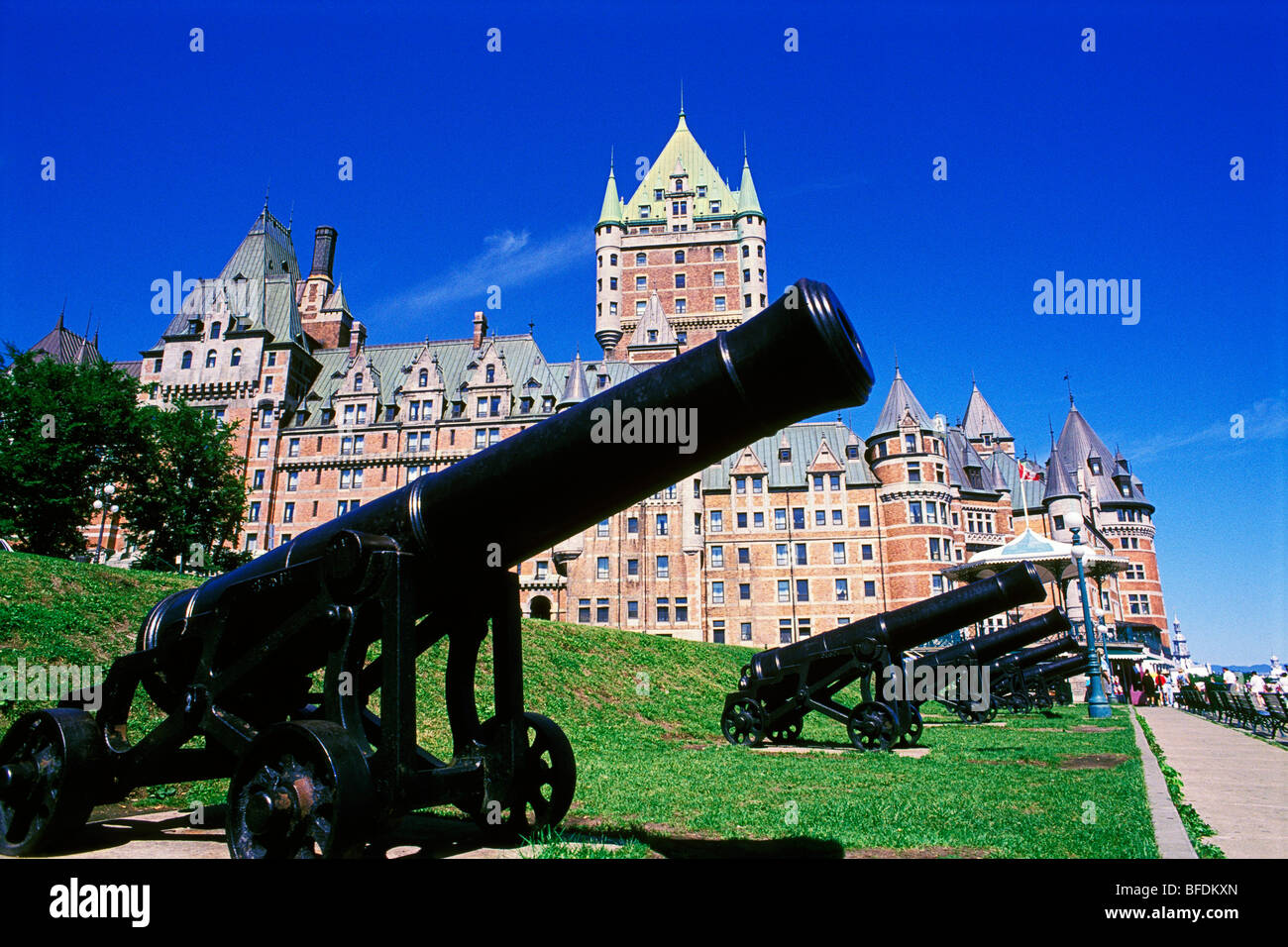 Cannons in front of Chateau Frontenac hotel, Quebec City, Quebec ...