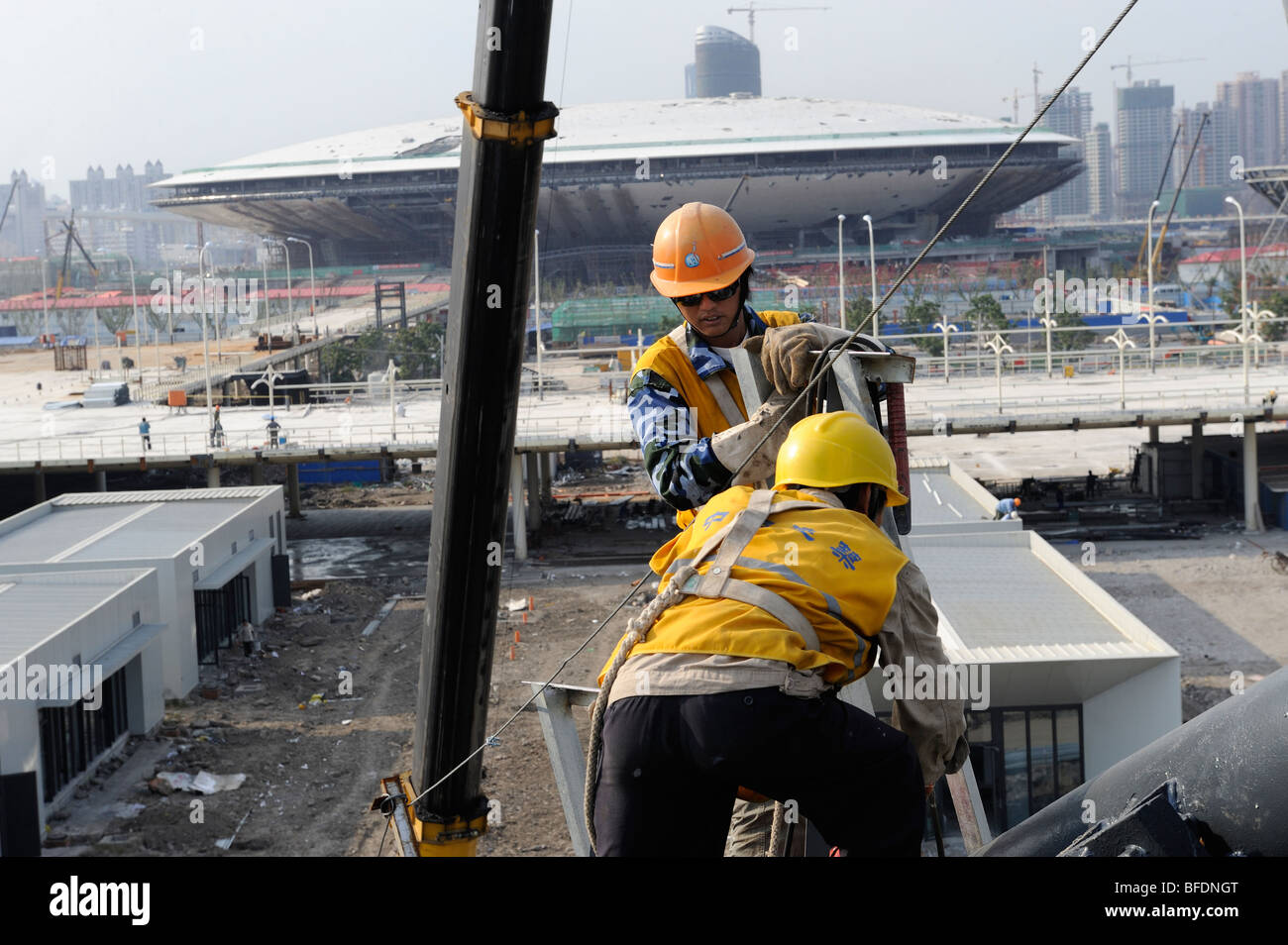 Chinese workers at the construction site of the World Expo 2010 in ...