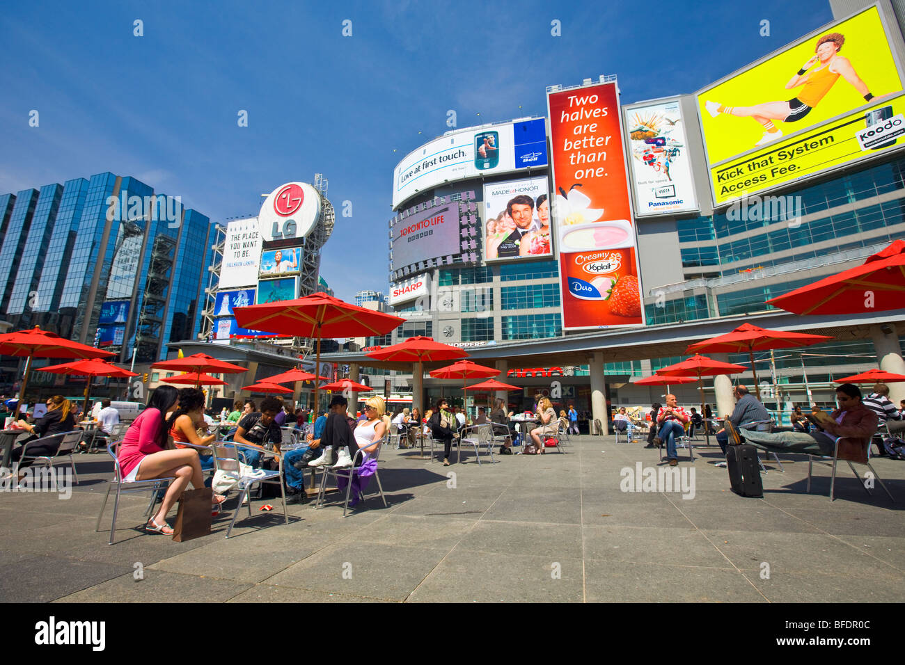 People relaxing in city plaza, Yonge-Dundas Square, downtown, Toronto ...