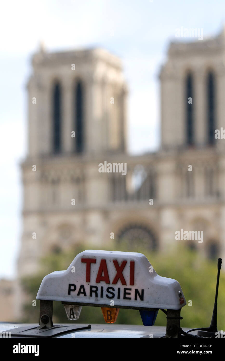 Sign atop a taxicab in front of the Notre Dame de Paris, France Stock ...