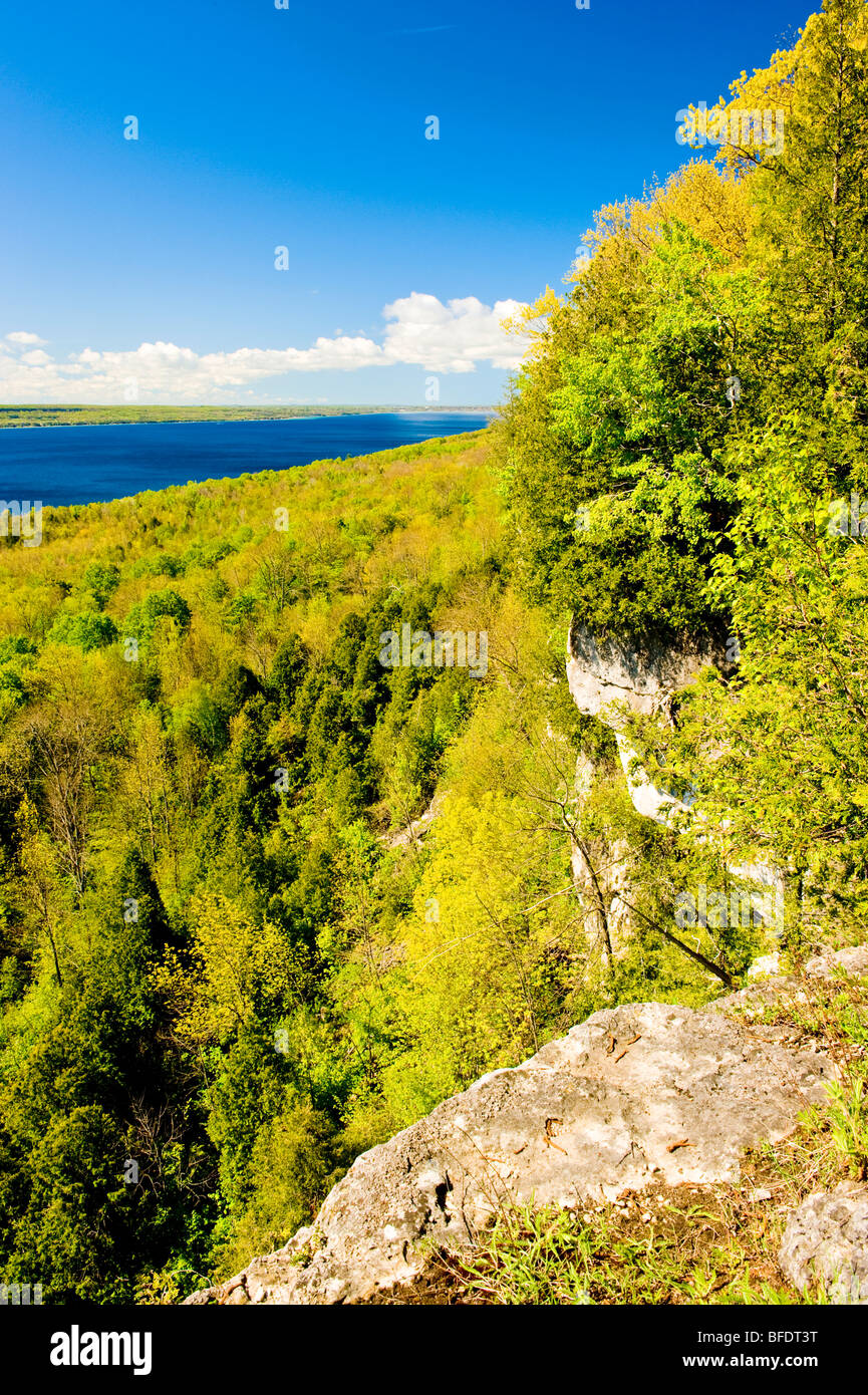 The cliffs of Niagara Escarpment from Bruce Trail with Colpoys Bay in ...