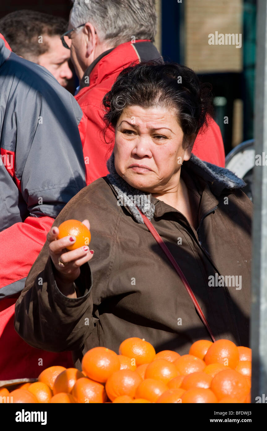Woman selling oranges hi-res stock photography and images - Alamy