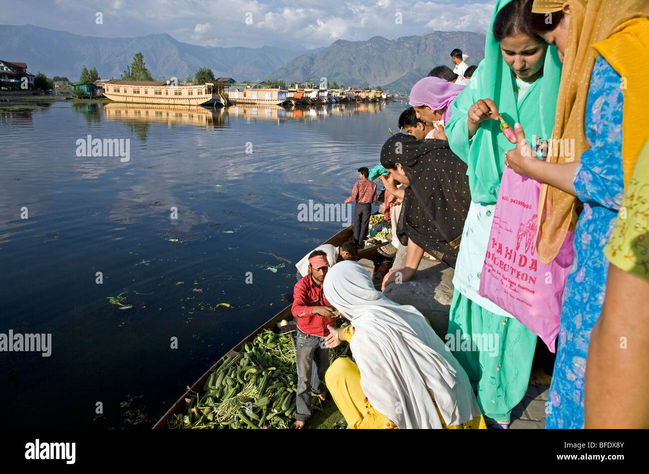 Srinagar clothes hi-res stock photography and images - Alamy