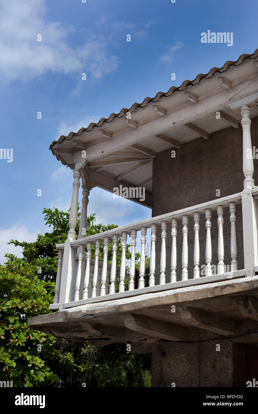 Spanish colonial architecture balcony, Cartagena de Indias, Colombia ...