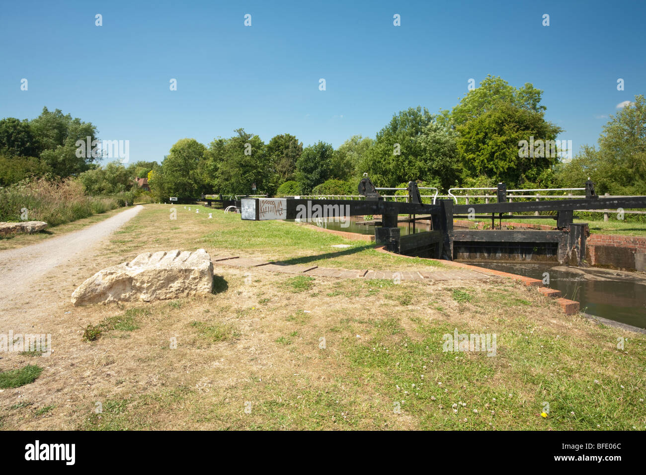 Sheffield Bottom Lock on the Kennet and Avon Canal in Theale, Berkshire ...
