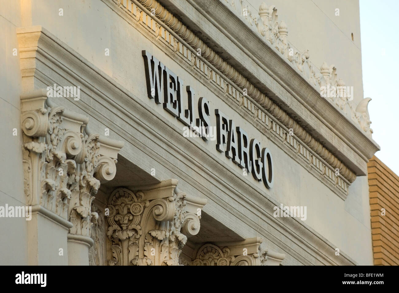Starbucks store exterior hi-res stock photography and images - Alamy
