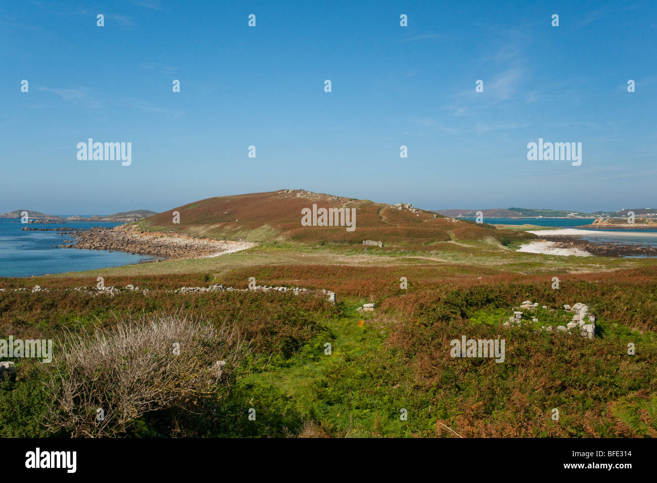 Isles of scilly samson hill cottage hi-res stock photography and images ...